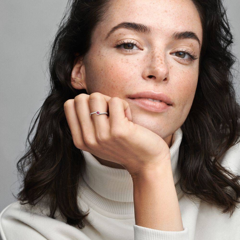 ANILLO PANDORA CORAZÓN SOLITARIO ROJO INCLINADO 199267C01